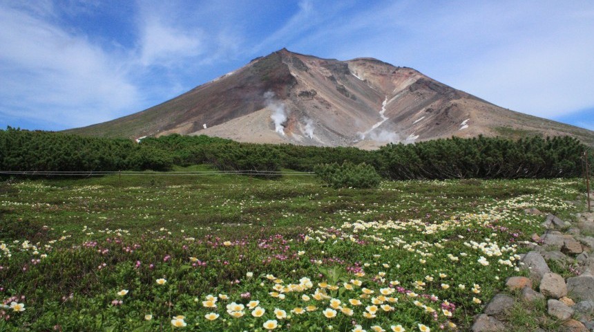 Asahidake, Hokkaido's Highest Peak | Travel | Metropolis Magazine Japan