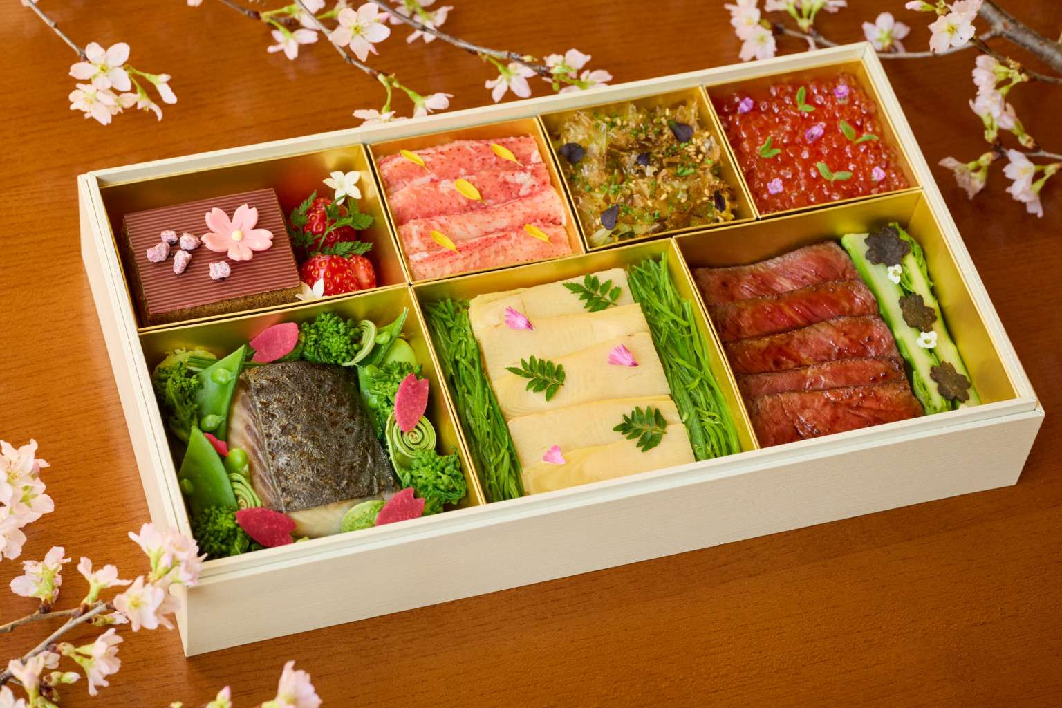 Peter Sakura Picnic Box by The Peninsula Tokyo | Metropolis Japan